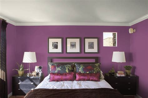Сливовый цвет в интерьере спальни 34 фото