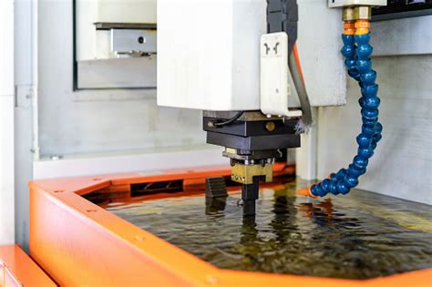 제조 공정에서 자동 전기 방전 기계 에서 작업하는 동안 흑연 전극을 닫습니다 건강관리와 의술에 대한 스톡 사진 및 기타 이미지 건강관리와 의술 기계 가공 0명