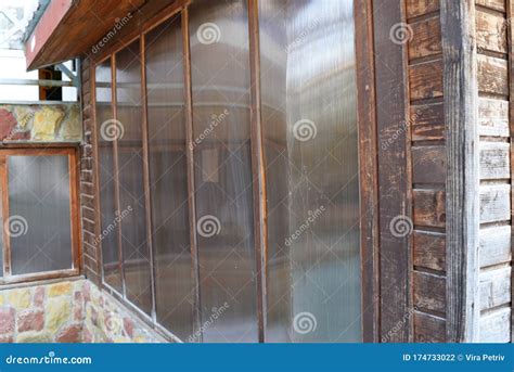 Un Edificio De Madera Con Grandes Ventanales Foto De Archivo Imagen De Fondo Lata 174733022