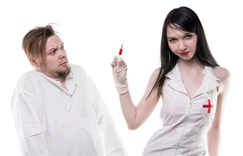 Brünette krankenschwester mit medizinischem einlauf Stockfoto ChrisTefme 137987982