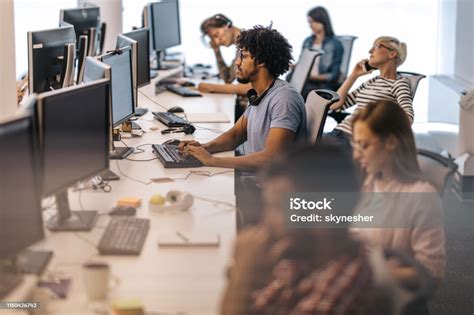 사람들의 전체 사무실에서 데스크톱 Pc에서 작업 아프리카계 미국인 프로그래머 컴퓨터 프로그래머에 대한 스톡 사진 및 기타 이미지 컴퓨터 프로그래머 It 지원 그래픽