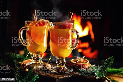 벽난로 화재의 배경에 멀드 사이다 안경 겨울이나 가을 시간에 대한 뜨거운 멀 드 향신료 사과 사이다 칵테일 Hot Toddy에 대한 스톡 사진 및 기타 이미지 Istock
