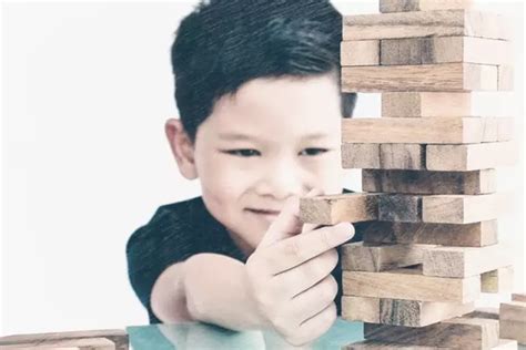 孩子偷拿别人东西，明明物质上不缺？