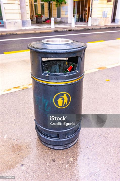 도시 거리에서 쓰레기가 있는 쓰레기통 도로에 검은 색 재활용 쓰레기통 가방에 대한 스톡 사진 및 기타 이미지 가방 개념 개념과 주제 Istock