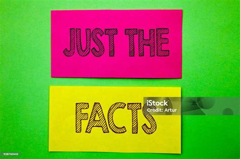 필기 발표 텍스트는 사실 그냥 보여주는입니다 개념 사진 진실 사실 정확도 정직한 개념에 대 한 사실적 실제 녹색 배경에 스티커 메모 용지에 작성 신화에 대한 스톡 사진 및