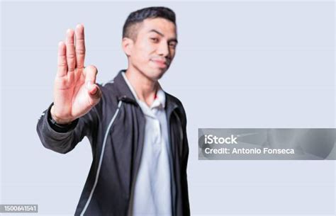 고립 된 배경에서 세 번째 숫자를 세는 사람들의 초상화 세 번째 숫자를 세는 사람 손 세 번째 숫자를 보여주는 잘 생긴 남자 손 18 19세에 대한 스톡 사진 및 기타