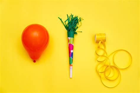 노란색 테이블 상단 보기에 다채로운 풍선과 색종이 축제 또는 파티 배경 플랫 레이 스타일 생일 인사말 카드 카니발 공휴일에 대한 스톡 사진 및 기타 이미지 Istock