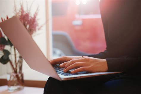 열린 공간에서 노트북 뒤에 일광 창에 작업을 사용 하 여 비즈니스 여자의 클로즈업 꽃 식물에 대한 스톡 사진 및 기타 이미지 꽃 식물 노트북 손 Istock