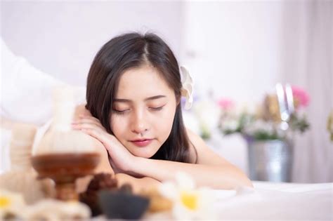 Wanita Cantik Muda Dan Sehat Asia Di Salon Spa Ruang Spa Perawatan ...