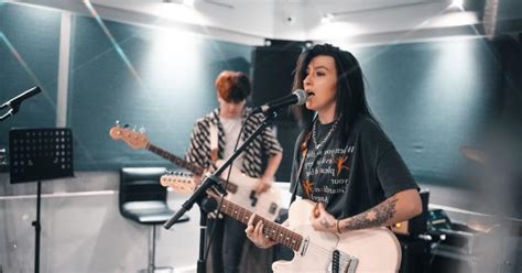 20 Best Female Guitarists Of All Time