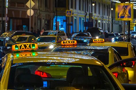 모스크바 러시아 행진 19 2020 택시 차의 밤 사진 어둠 속에서 빛나는 자동차 지붕의 택시 표지판 거리에 대한 스톡 사진 및 기타 이미지 Istock