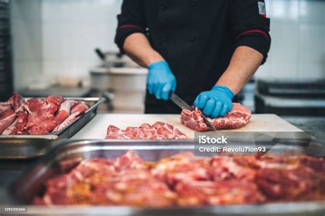 레스토랑 부엌에서 날카로운 칼로 원시 고기를 잘라 남성 정육점 정육점에 대한 스톡 사진 및 기타 이미지 정육점 고기 자르기 Istock