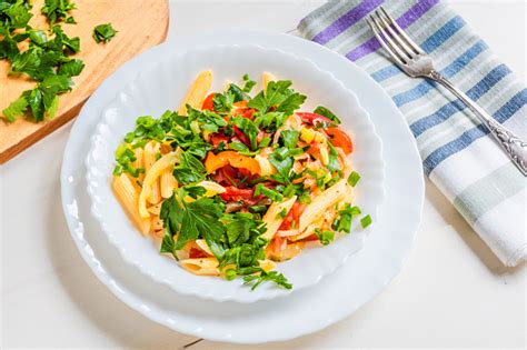 이탈리아 음식고추와 토마토와 밝은 배경에 펜 네 접시에 파 슬 리 파스타 건강한 생활방식에 대한 스톡 사진 및 기타 이미지