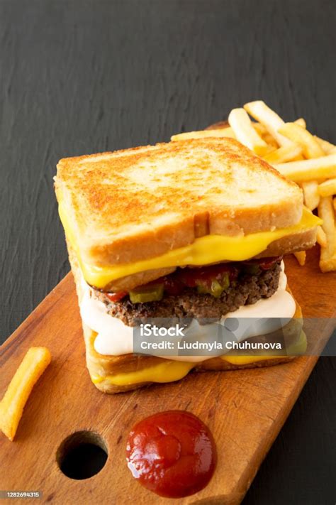 검은 색 배경의 소박한 나무 보드에 감자 튀김신선한 그릴 치즈 버거 측면 보기 공간을 복사합니다 0명에 대한 스톡 사진 및 기타 이미지 Istock