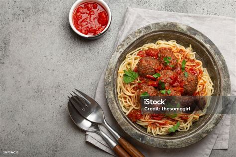 소박한 접시에 토마토 소스를 곁들인 스파게티와 미트볼 수저 평면도 복사 공간 이탈리아 요리 미트볼에 대한 스톡 사진 및 기타