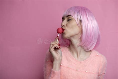 Chica Con Pelo Corto Rosado Lamiendo Y Chupachups Con Concepto Sexy De Placer Foto De Archivo