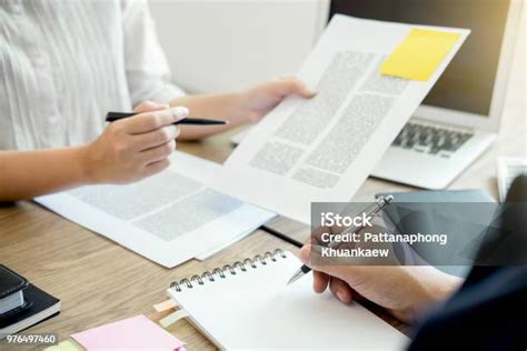 두 고 등 학생 캠퍼스 또는 교육 학교 개념 친구 들과 교실에 통합 학습 교사 책에서 시험 테스트에 대 한 공부 하는 데 도움이 친구와 급우 강사에 대한 스톡 사진 및 기타