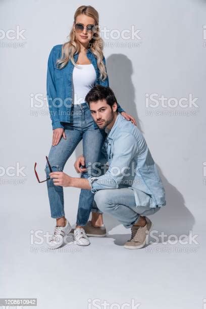 모든 면에서 완벽합니다 회색 배경에 서있는 동안 아름다운 젊은 커플 본딩의 전체 길이 2명에 대한 스톡 사진 및 기타 이미지 2명 긍정적인 감정 표현 남자 Istock
