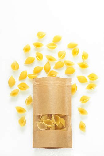 파우치 백 파스타 플랫 레이 상단 보기 흰색 배경에 분리 된 투명 창으로 포장 가방에 대한 스톡 사진 및 기타 이미지 가방 곡초류 광고 Istock