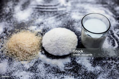 나무 표면에 즉각적인 흰색 피부를위한 얼굴 마스크 즉 쌀가루가 유리 그릇에 생 우유와 잘 섞어 있습니다 일부 쌀가루는 표면에 퍼졌습니다 수평 샷 교통 위반 티켓에 대한 스톡