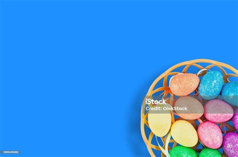 블루 테이블에 갈색 바구니에 화려하 고 반짝 인공 계란의 많은 텍스트에 대 한 공간을 복사 합니다 위에서 볼 수 있습니다 행복 한 부활절 축 하 개념 0명에 대한 스톡 사진