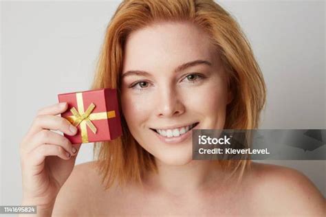 흰색 빈 배경 위에 손 빨간색 선물 상자를 들고 아름다움 빨간 머리 여자 갈색 머리에 대한 스톡 사진 및 기타 이미지 갈색 머리 곱슬 머리 눈 신체 부분 Istock
