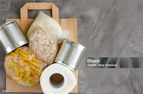 기부 음식 어두운 콘크리트 배경에 통조림 식품 파스타 오트밀 쌀 및 화장지가있는 종이 가방 음식 배달 가로 상단 보기 복사 공간 0명에 대한 스톡 사진 및 기타 이미지