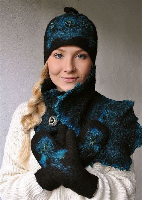 Купить или заказать Шапочка шарф и варежки Иней на траве Шерсть меринос в интернет магазине