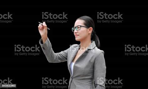 영 비즈니스 여자 검은 배경에 절연 공기에 펜 쓰기를 사용 하 여 가까운에 대한 스톡 사진 및 기타 이미지 가까운 개념 건축 Istock