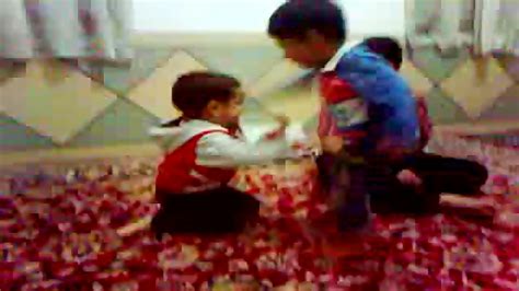 مشت نزدیک بروسلی توسط پسر بچه