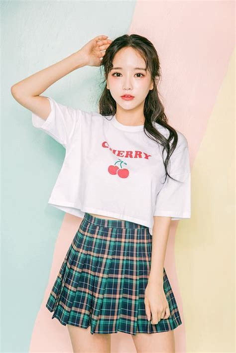 Ảnh gái xinh mặc váy xếp ly ngắn Gợi Cảm Nóng Bỏng