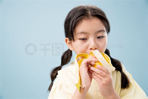 白昼高清图片 吃香蕉的小女孩 人像图片免费下载 格式 5472像素 编号65966050 千图网