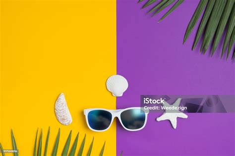 여름 개체 선글라스 하늘 집합이 반영 선명한 노란색 보라색 배경에 스타 물고기 포탄 및 종 려 잎 휴일 휴가 배경 막 제품 또는 콘텐츠 디자인의 디스플레이 대 한 공간을