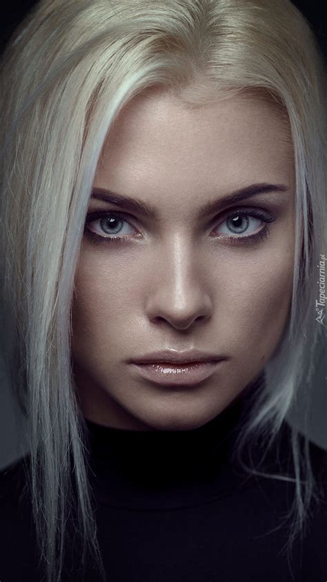 Blondynka W Czarnej Bluzce Tapeta Na Telefon