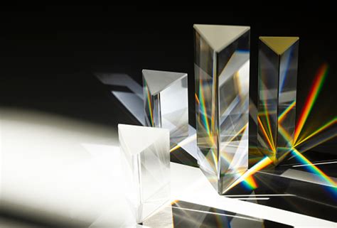 흰색 배경의 스펙트럼으로 분할 태양 빔을 분산 멀티 삼각형 프리즘 프리즘에 대한 스톡 사진 및 기타 이미지 프리즘 빛 유리 재료 Istock