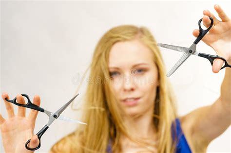 Joven Con Tijeras Para El Corte De Pelo Imagen De Archivo Imagen De Haircutting Cuidado