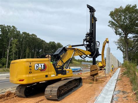 Excavator Lōdril Bay Shore Systems Inc