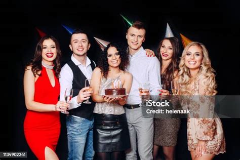 생일 케이크와 그녀의 친구와 함께 예쁜 소녀 파티에서 촛불을 굽기 보고 공휴일에 대한 스톡 사진 및 기타 이미지 공휴일 군중 귀여운 Istock