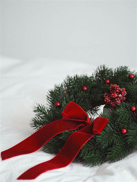 녹색 크리스마스 트리에 빨간 리본 사진 Unsplash의 무료 크리스마스 이미지