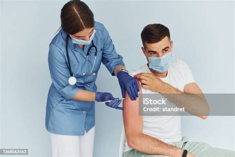 주사기를 사용 하 여 환자에게 예방 접종을 하는 제복을 입은 의사 18 19세에 대한 스톡 사진 및 기타 이미지 18 19세 20 24세 2명 Istock