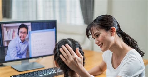 홈스쿨 코로나바이러스 전염병으로 인해 디지털 원격 인터넷 회의를 통해 학교 교사로부터 온라인 수업을 배우는 아시아 어린 소녀 컴퓨터를 보고 메모를 쓰는 아이 어머니와