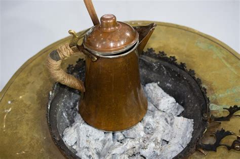 전통적인 스타일로 만든 전통적인 터키 커피 포트 Cezve 프리미엄 사진
