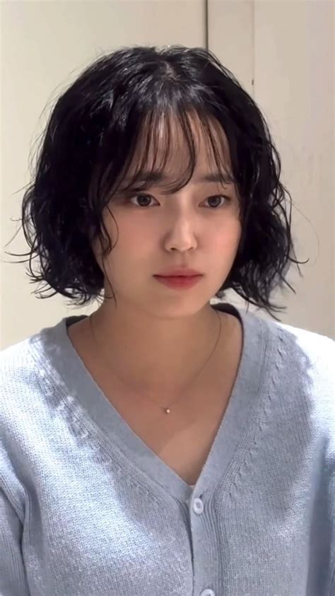 임연지 성수동미용실단발 헤어컨설팅오슈아 성수점 연지 작년에 태슬컷 유지하시다가 이젠 기르시기로한 고객님🩵 애매한 기장도 예쁘게 중단발레이어드펌 으로🫧 • 시술