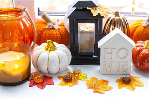 호박 단풍 집과 열쇠 가을 분위기 할로윈 주택 이전 모기지 보험으로 창턱에 아늑한 가을 장식 0명에 대한 스톡 사진 및 기타 이미지 Istock