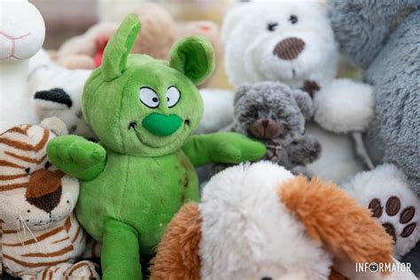 Український стяг та безліч дитячих іграшок у Дніпрі на Перемозі люди відновлюють “народний