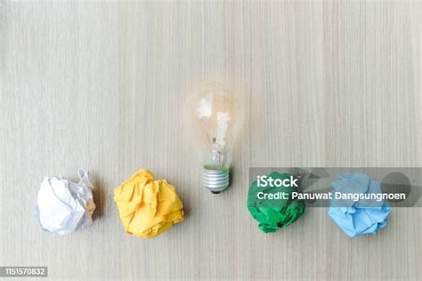 나무 테이블에 다채로운 구겨진 종이와 전구 또는 램프 새로운 아이디어 창조적 인 천재와 혁신 개념 개념에 대한 스톡 사진 및 기타 이미지 Istock
