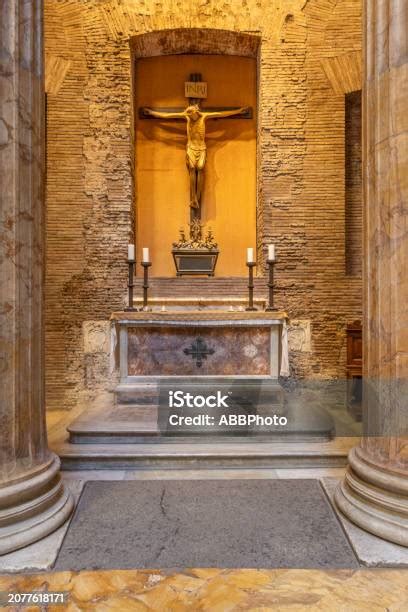 판테온 내부 십자가에 못 박힌 나무 예수 세 번째 예배당 로마 이탈리아 0명에 대한 스톡 사진 및 기타 이미지 0명 건축 건축물 Istock