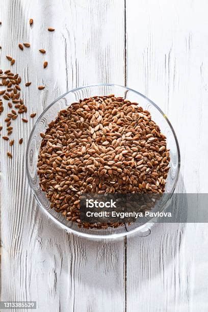 흰색 나무 테이블에 유리 그릇에 아마 씨앗 공간을 닫고 복사합니다 0명에 대한 스톡 사진 및 기타 이미지 0명 갈색 거친 Istock