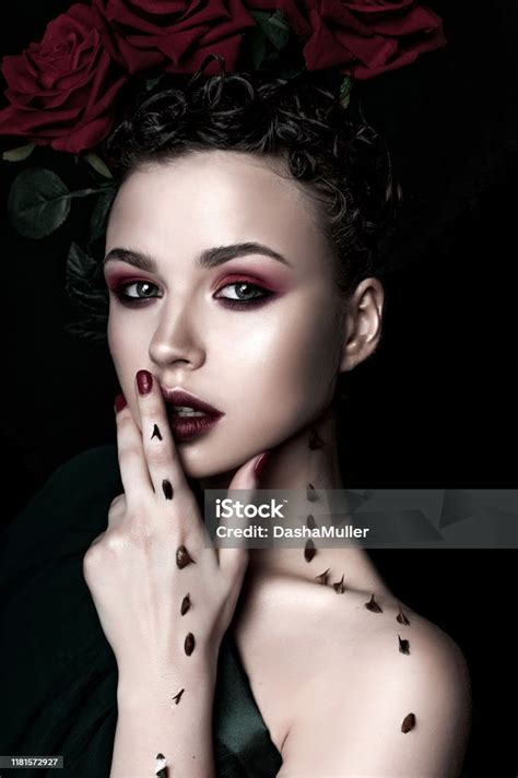 뷰티 패션 모델 여자 얼굴입니다 빨간 장미 꽃 초상화입니다 빨간 입술과 손톱 럭셔리 메이크업 완벽한 피부와 아름다운 갈색 머리 여자 발렌타인 갈색 머리에 대한 스톡 사진 및