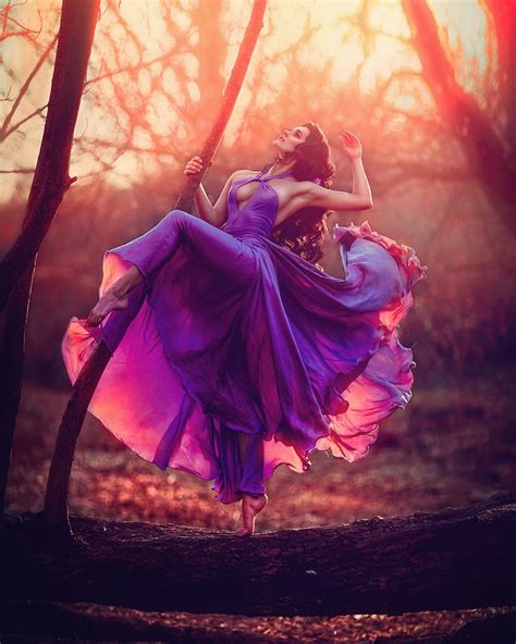 Фото Девушка в сиреневом платье стоит на упавшем дереве фотограф